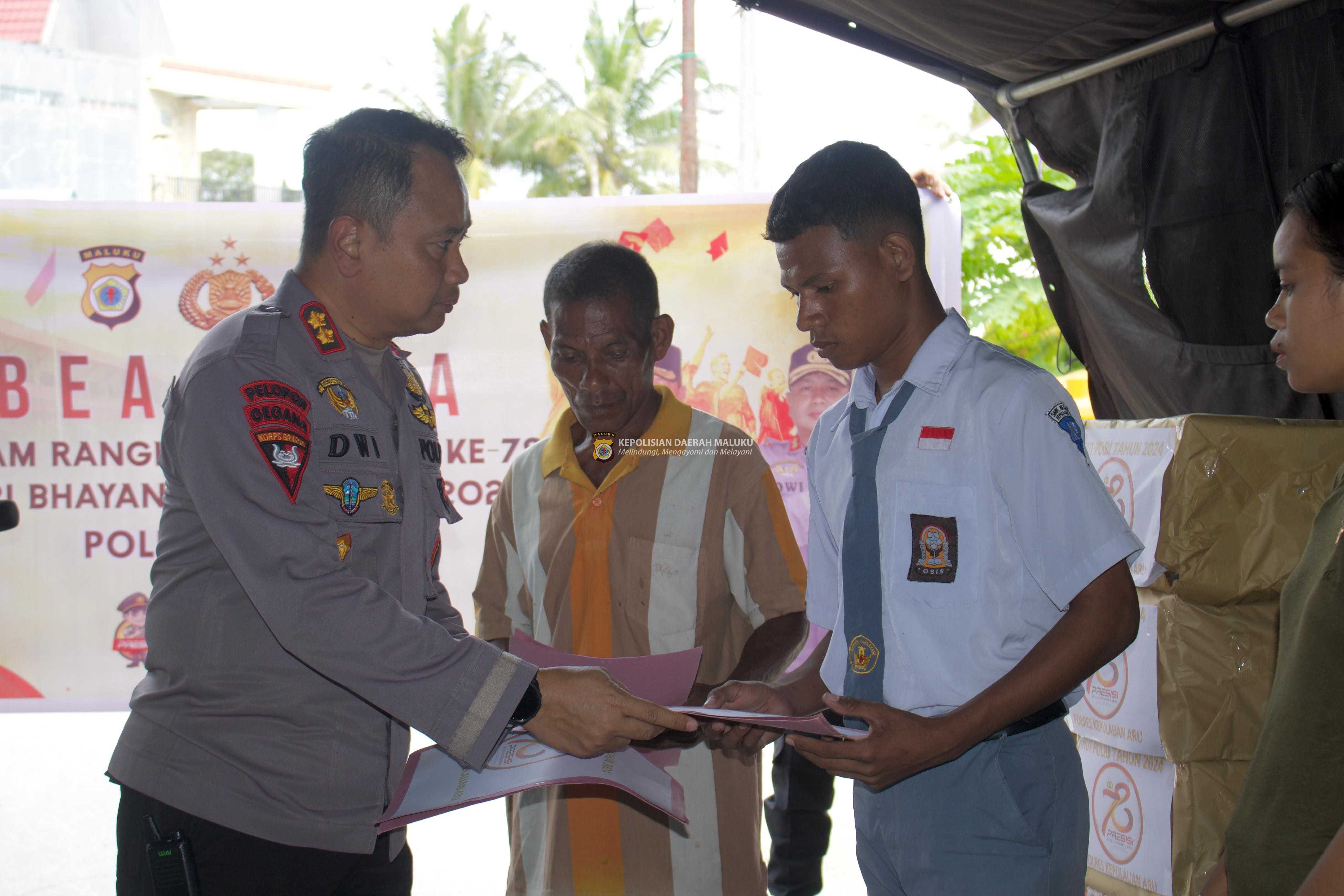 Website Resmi Polda Maluku - Pemberian Beasiswa Kepada Pelajar Berprestasi Oleh Polres Kepulauan ...