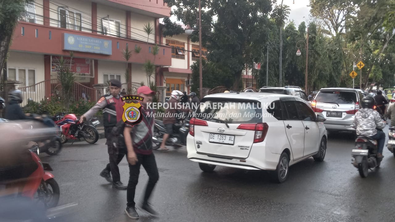 Website Resmi Polda Maluku - Sat Samapta Polresta Ambon Lakukan Pengaturan Lalu Lintas di ...