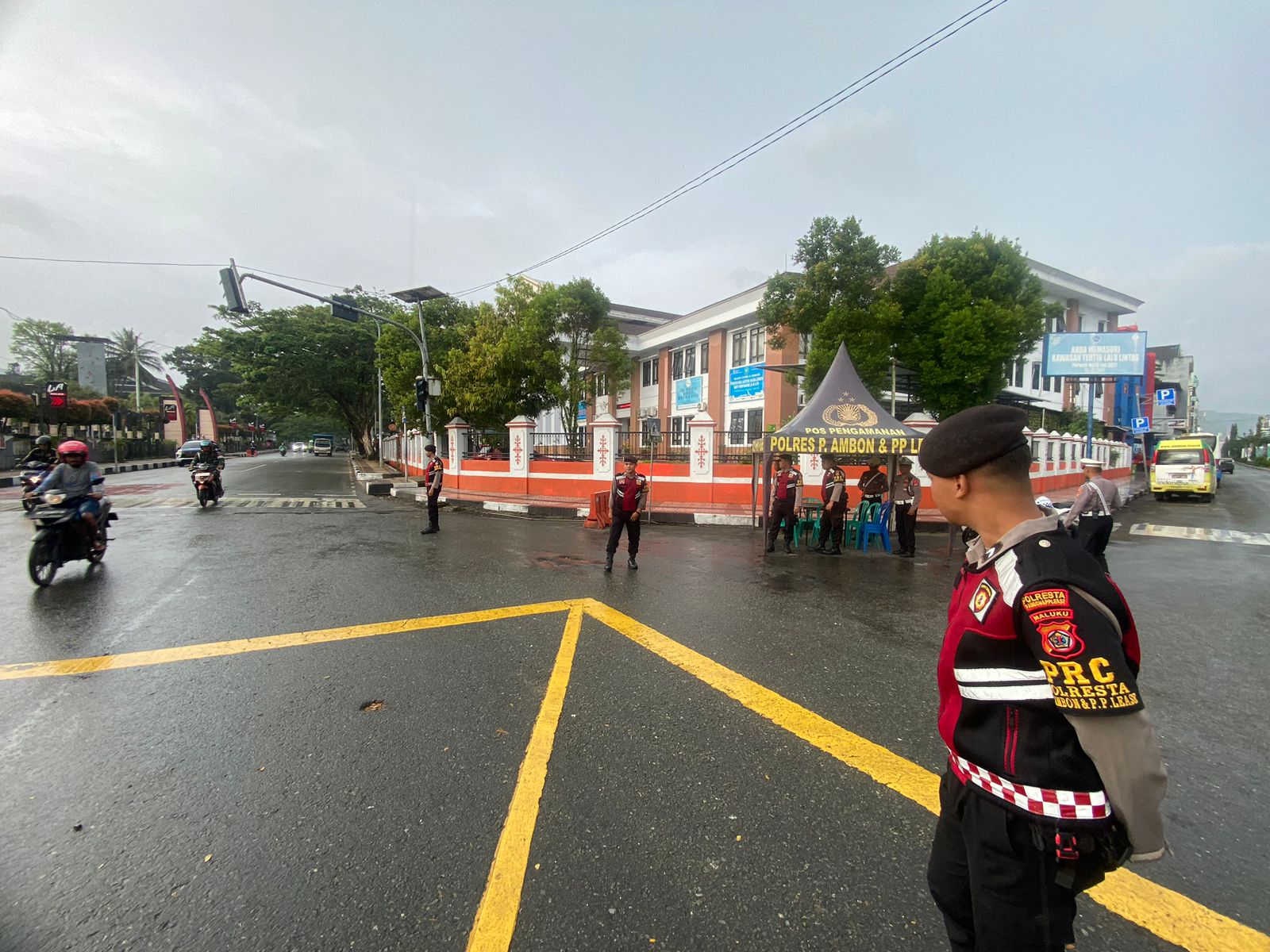 Website Resmi Polda Maluku - Sat Samapta Polresta Ambon Lakukan Pengaturan Arus Lalu Lintas dan ...