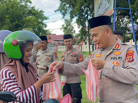 Website Resmi Polda Maluku - Polres Kepulauan Tanimbar bersama Bhayangkari bagi-bagi Takjil, di ...